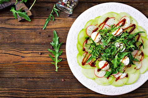 Arugula 모 짜 렐 라와 발사믹 소스와 함께 무의 카르파치오 건강 한 음식입니다 무 샐러드입니다 플랫이 하다 상위 뷰