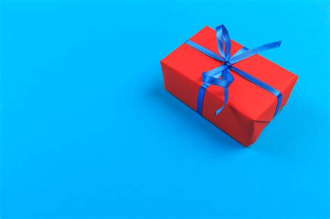 색상 배경과 텍스트 공간에 리본과 활 선물 상자 맨 위 보기 0명에 대한 스톡 사진 및 기타 이미지 0명 개념 개념과