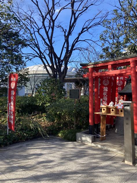 今日から 仕事始め の方も多いのではないでしょうか？ 私はお仕事前に、東京ドームシティ 内にある 錦秋稲荷神社 で初詣をしてきました⛩