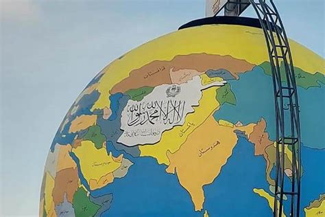 В Кабуле установили огромный глобус, на котором Исламский Эмират ...