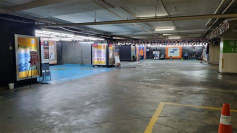 벽에 몇 개의 표지판이있는 빈 주차장 사진 Unsplash의 무료 말레이시아 이미지