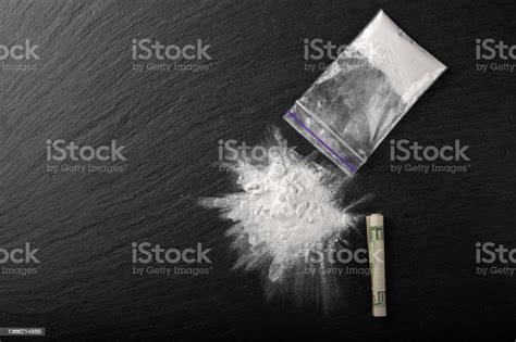 검은 색 배경에 플라스틱 패키지에 코카인 클로즈업 마약 사용에 대 한 달러 지폐를 압 연 코카인에 대한 스톡 사진 및 기타
