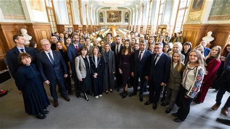 Перша леді України відвідала університет Сорбонна Youtube