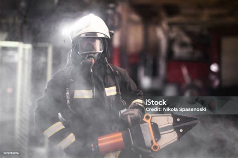 전체 장비와 산소 마스크를 착용한 소방관 초상화 동력 유압 절삭 공구를 갖춘 소방관 배경에 연기와 소방차가 있습니다 30 34세에 대한 스톡 사진 및 기타 이미지 Istock
