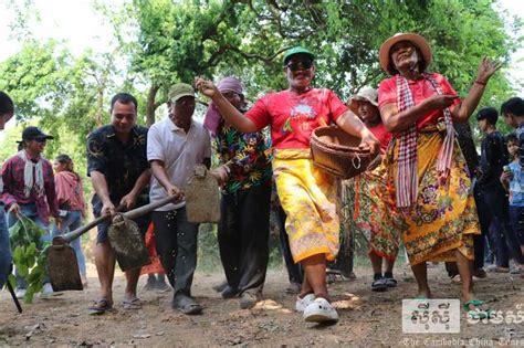 អ្នករស់នៅជុំវិញស្ពានបុរាណកំពង់ក្ដី រៀបចំពិធីឆ្លងឆ្នាំ សុីសុីថាមស៍