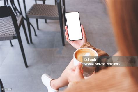 카페에서 커피를 마시면서 빈 데스크톱 화면으로 휴대 전화를 들고있는 여성의 모형 이미지 35 39세에 대한 스톡 사진 및 기타