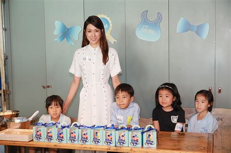 “好彩妹”钟嘉欣身穿银色晚礼服 长发披肩四肢纤细如初女神范儿