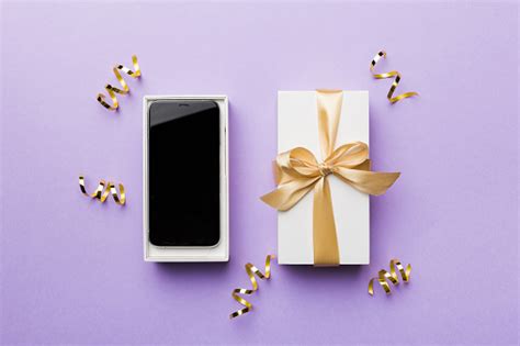 골드 리본과 스마트폰이 있는 기프트 박스를 컬러 배경 상단 보기로 오픈했습니다 빈 오픈 박스 포장 모형 디자인템플릿 브랜딩 모형 Brand Name Smart Phone에