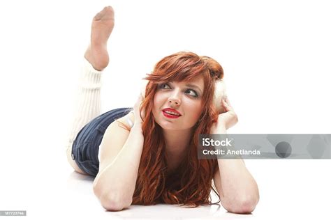 ハッピー Redhairy 女の子白のヘッドフォンの女性 1人のストックフォトや画像を多数ご用意 1人 くつろぐ カットアウト