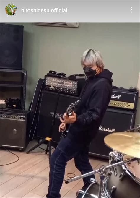 51歳独身・ヒロシが激変！「カッコ良すぎ」「ホレてまう」と大反響金髪の無造作ヘアでバンド活動 スポーツ報知