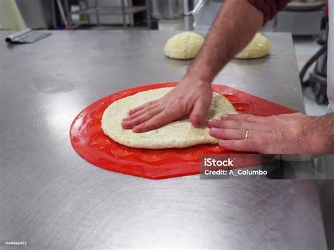 이벤트 핑거 푸드를 위한 레드 바이올렛 노란색과 녹색 작은 30g 컬러 빵을 만드는 페이스트리 셰프 건강한 생활방식에 대한 스톡 사진 및 기타 이미지 Istock