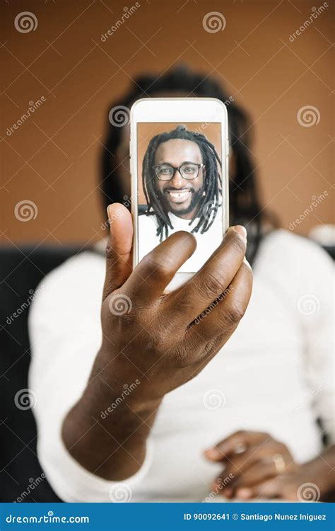 Homme Africain Prenant Un Selfie Image Stock Image Du Noir Mobile