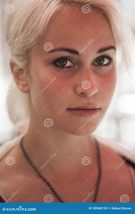 Sch Ne Junge Frau Mit Dem Blonden Haar Und Den Gr Nen Augen Stockbild Bild Von Nachdenklich