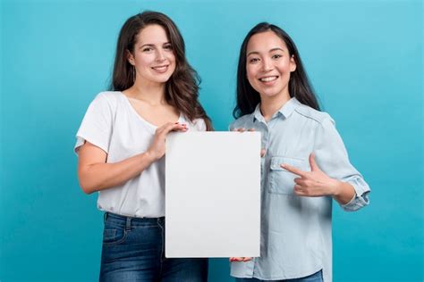 Filles Tenant Un Tableau Blanc Photo Gratuite