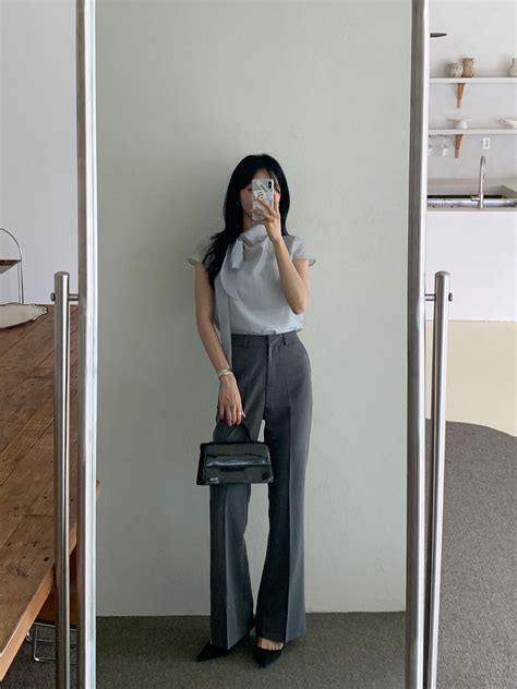 직장인 데일리룩 잇웨어리브🕊️ 딥한컬러감이 담긴 반팔티셔츠 아이템 화이트 팬츠와 함께 매치해 딥한 컬러와 대비되는 룩을 선보입니다 미니멀한 벨트와 목걸이 포인트를