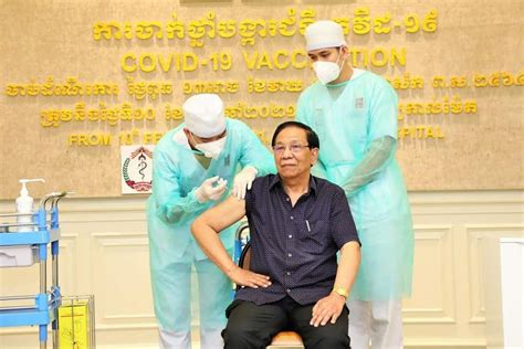 ឯកឧត្តមកិត្តិនីតិកោសលបណ្ឌិត ស៊ីម កា និងលោកជំទាវ