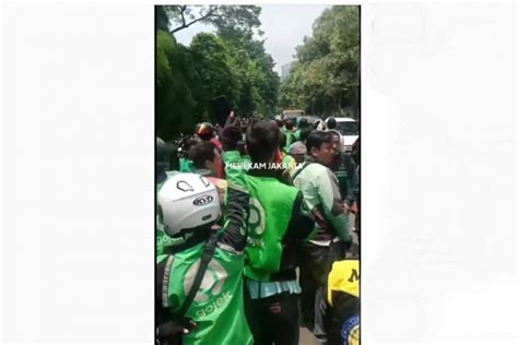 Sekuriti Pukul Ojol Pakai Stik Golf
