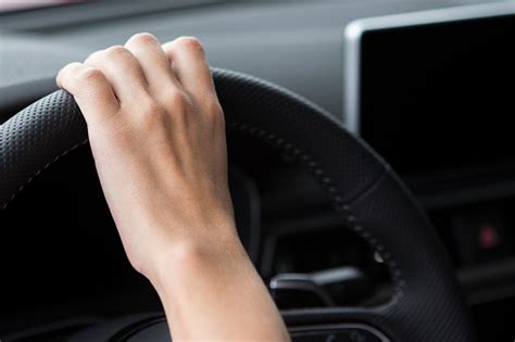 세련 된 매니큐어가 있는 소녀의 손은 술집 차의 핸들 바에 놓여 있습니다 가까운에 대한 스톡 사진 및 기타 이미지 가까운 개념 고객 Istock