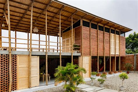 อิฐทั่วโลก Stilts House Brick House In Ecuador