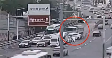 신호대기 중 날벼락화물차 통제불능 내리막서 14중 추돌