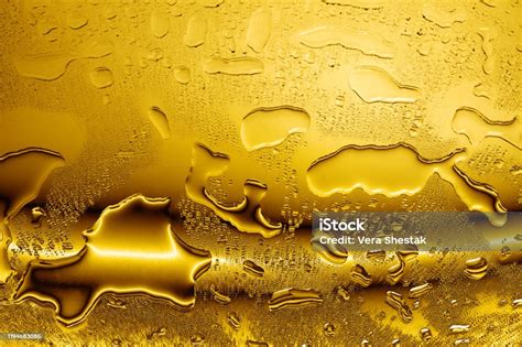 금색 유리 배경에 물 방울 닫아 액체 금 방울 질감 추상 적혈구 패턴 빛나는 노란색 배경 밝은 빛나는 젖은 표면 축제 휴일 축하 고급 디자인 0명에 대한 스톡 사진 및 기타