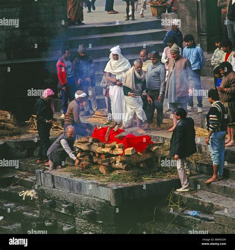 Asien Nepal Kathmandu Pashupatinath Verbrennung Ort Leiche Leichnam Verbrennung Beerdigung Tod