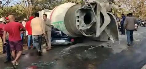 Road Accident बेंगलुरु में हुआ दर्दनाक सड़क हादसा कार पर सीमेंट मिक्सर