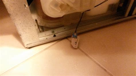 Zmywarka Whirlpool ADG 7557 Rozpoczyna Cykl I Zaraz Po Minucie Sie