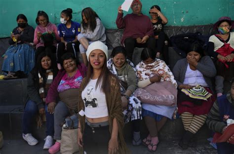 Mujeres Encarceladas Modelan Sus Tejidos En Bolivia