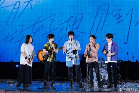 【中港台娱乐】情侣在五月天演唱会上求婚、拍婚纱照！歌迷吐槽：抢票不是为了看你们 当事人被狂骂后发文道歉