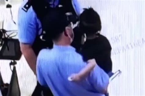 真暖！雨夜中，衢城上演了一场“爱心接力”凤凰网视频凤凰网