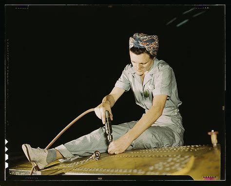 14 Vintage Photos Of Real Life Rosie The Riveters
