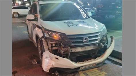 驾车撞上停在路边的警车，两名男子被查出吸毒七环视频澎湃新闻 The Paper