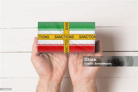 남성 손에 이란의 국기와 상자에 비문 제재 노란색 테이프 맨 위 보기 배경의 흰색 테이블 기에 대한 스톡 사진 및 기타 이미지 기 남성 남자 Istock