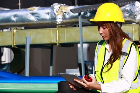 프로젝트 엔지니어 및 기술자 팀은 안전 조끼와 헬멧 집중을 착용하고 옥상 건설 현장 라인에서 작업에 대해 논의 엔지니어 팀은 함께 작동합니다 20 24세에 대한 스톡 사진