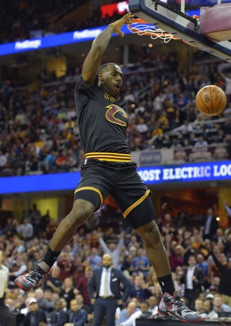 荣耀加身，詹姆斯赛场上脚 Lebron 13 “25000＂ 27730