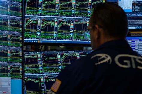 Investors Jump Into Risky Etfs To Supersize Bets Amid Market Turmoil Wsj