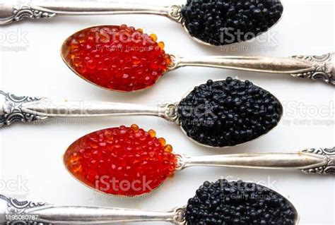 흰색 배경에 고립 된 검은 색과 빨간색 캐비어가있는 실버 숟가락 0명에 대한 스톡 사진 및 기타 이미지 0명 델리카트슨