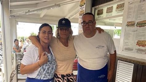 Maria De Filippi La Foto In Spiaggia Con I Fan Una Di Noi