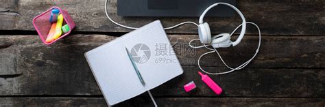 用一台手提电脑在生锈木制桌子上放着张开空白笔记本的宽视像高清图片下载 正版图片503688283 摄图网