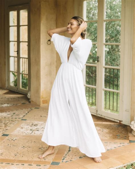 25 Stunning White Party Outfit Ideas For Women To Shine Bright