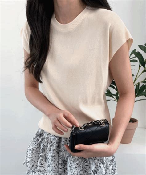 런던의옷장 봄 여름 40대 미시 중년여성 엄마옷 기본 심플룩 무지 깔끔한 민소매 니트 티셔츠