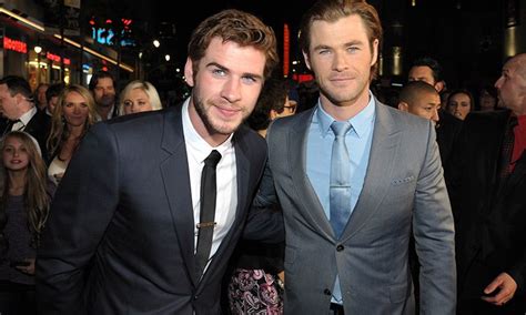 Una potente genética Los hermanos Hemsworth son idénticos a su padre