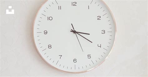 벽시계 아래 탁자 위에 호박 두 개 사진 Unsplash의 무료 실내 이미지