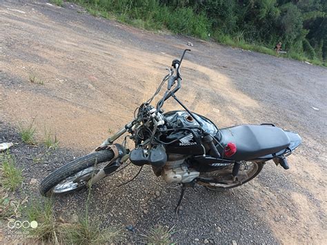 Motociclista sofre traumatismo craniano após colidir na traseira de