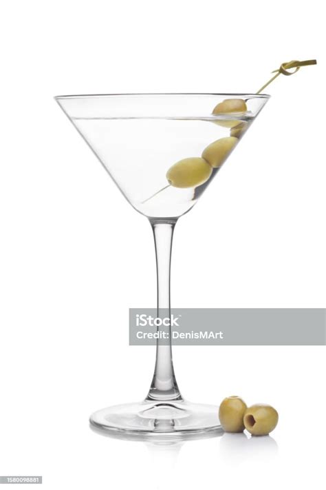보드카 마르티니 진 칵테일은 대나무에 올리브와 함께 고전적인 유리에 신선한 녹색 올리브가 반사 된 흰색 배경에 신선한 녹색 올리브가 붙어 있습니다 0명에 대한 스톡 사진 및