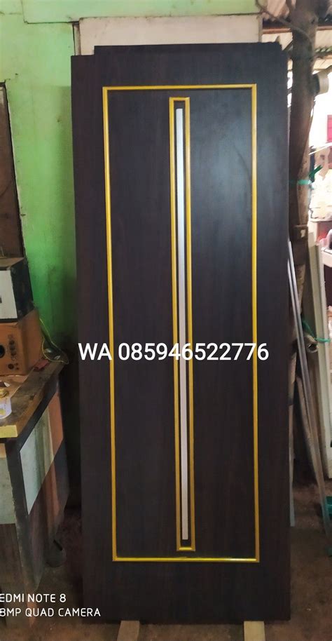 Pintu Hpl Dengan Paduan Lis Stenlis Dan Warna Keemasan