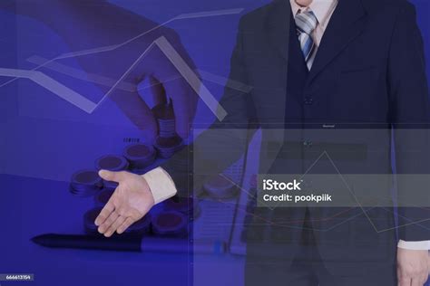 계정 책 배경에 집 모양과 계산기로 동전의 스택과 함께 손을 흔들어 사업가의 이중 노출 금융 그래프 및 은행 경제에 대한 스톡 사진 및 기타 이미지 Istock