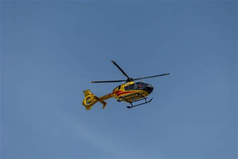 Samochód dachował na ul Lipowskiej w Lipowej pow żywiecki Droga