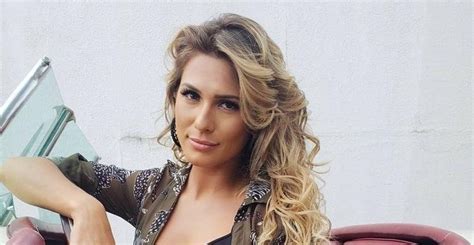 Ousada Lívia Andrade faz pose sensual e mostra quase tudo